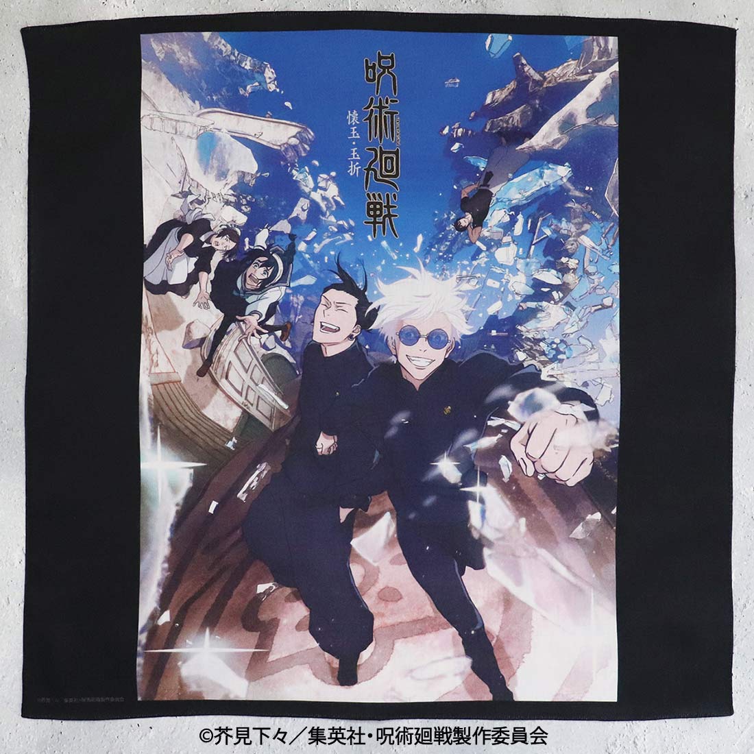 [型番:0020540002]作品を代表するキービジュアルをハンカチーフにプリントしました。発色の美しいインクジェットプリントを使用し、作品の魅力を鮮やかに表現しています。思わず広げたくなる一枚は、ハンカチーフとしてお使いいただくのはもちろ...