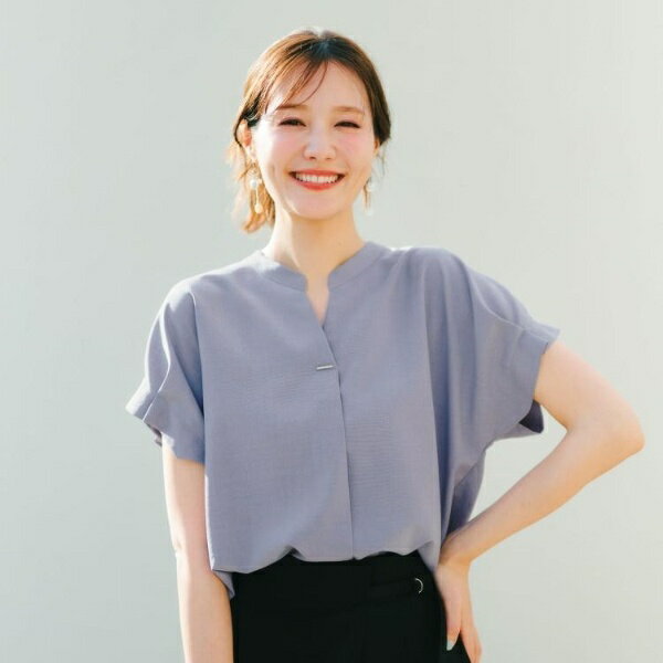 [型番：C5886002]涼しくきちんと見えてお手入れも簡単通勤から休日まで頼れる、機能派スキッパーブラウス【デザイン】・顔まわりをすっきり見せるスキッパーネックが、抜け感と知的な印象をバランスよく演出します。・胸元にはパール調のオリジナル...