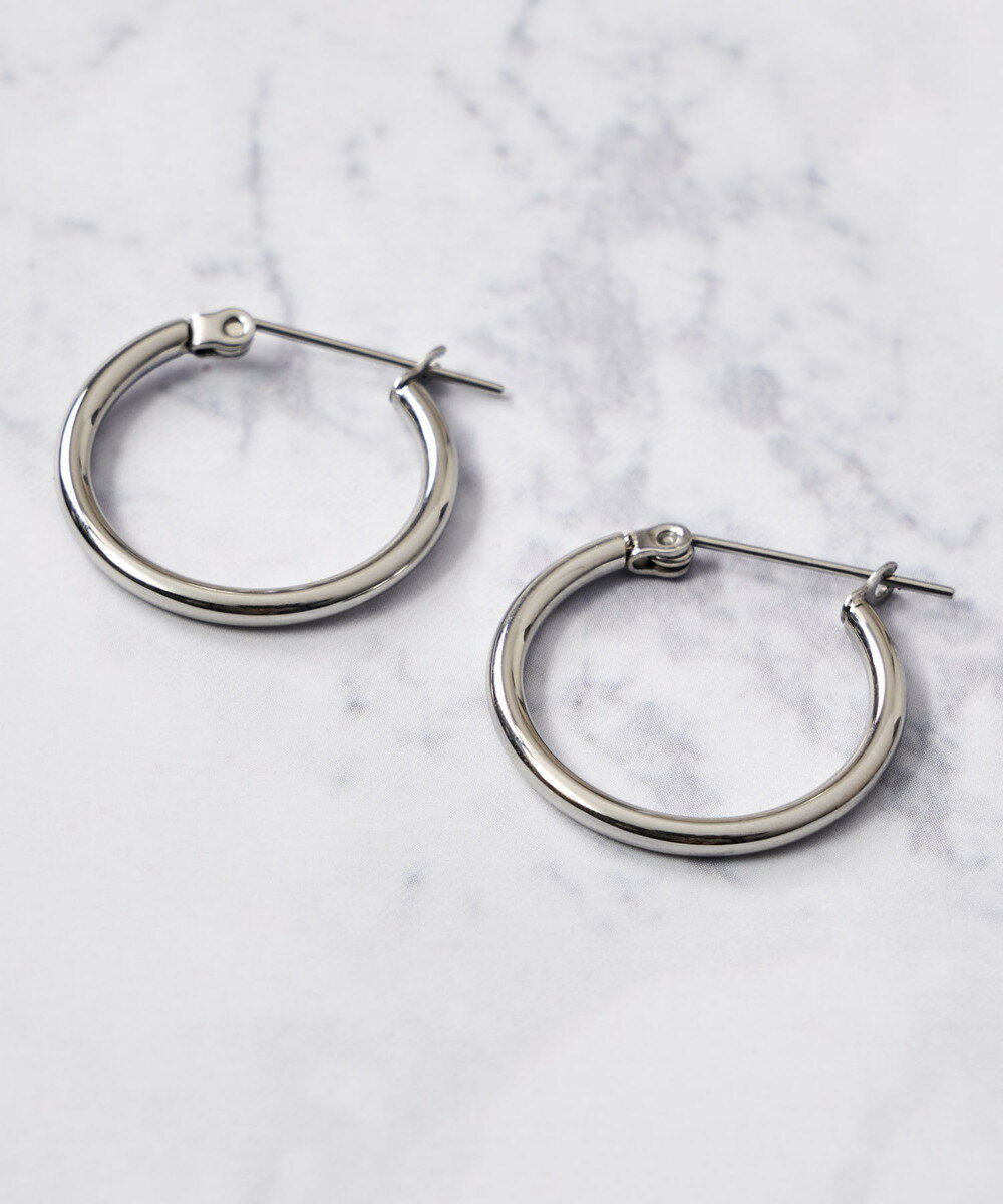 ---アクセサリー業界で注目の人気素材を使用したフープピアスの登場です---【素材/特徴】サージカルステンレス316Lを使用。金属アレルギーをおこしにくい人体（肌）に安全な金属。腐食耐性が強く医療現場、サージカル（外科手術）でも使用される素...