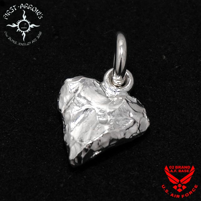 ●FIRST ARROW'S(ファーストアローズ)の商品一覧はコチラ！！ ●当店のトップページはコチラから！！ 　●商品説明 ●商品名 ファーストアローズ ハート型 矢じりトップ ペンダントヘッド p-475 ●キーワード 送料無料 メール...