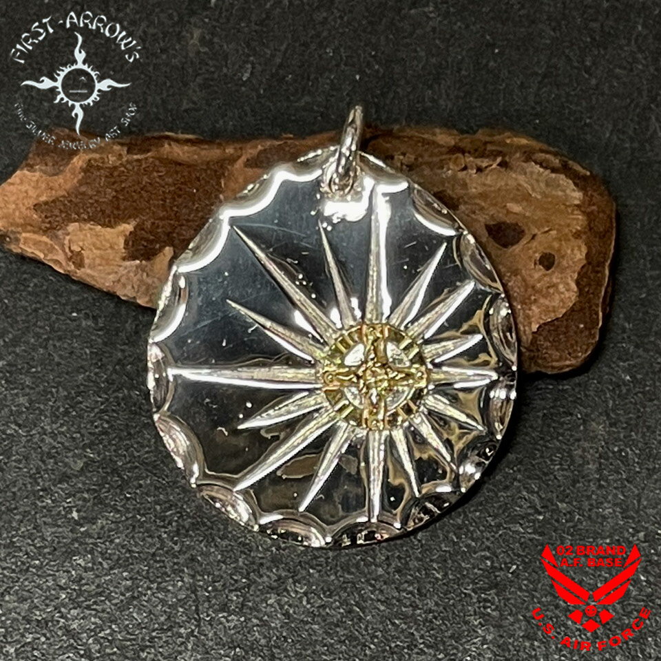 ●FIRST ARROW'S(ファーストアローズ)の商品一覧はコチラ！！ ●当店のトップページはコチラから！！ 　●商品説明 ●商品名 ファーストアローズ K18メディスンマーク付 放射線彫りメタル 40φサイズ ペンダントトップ p-76...