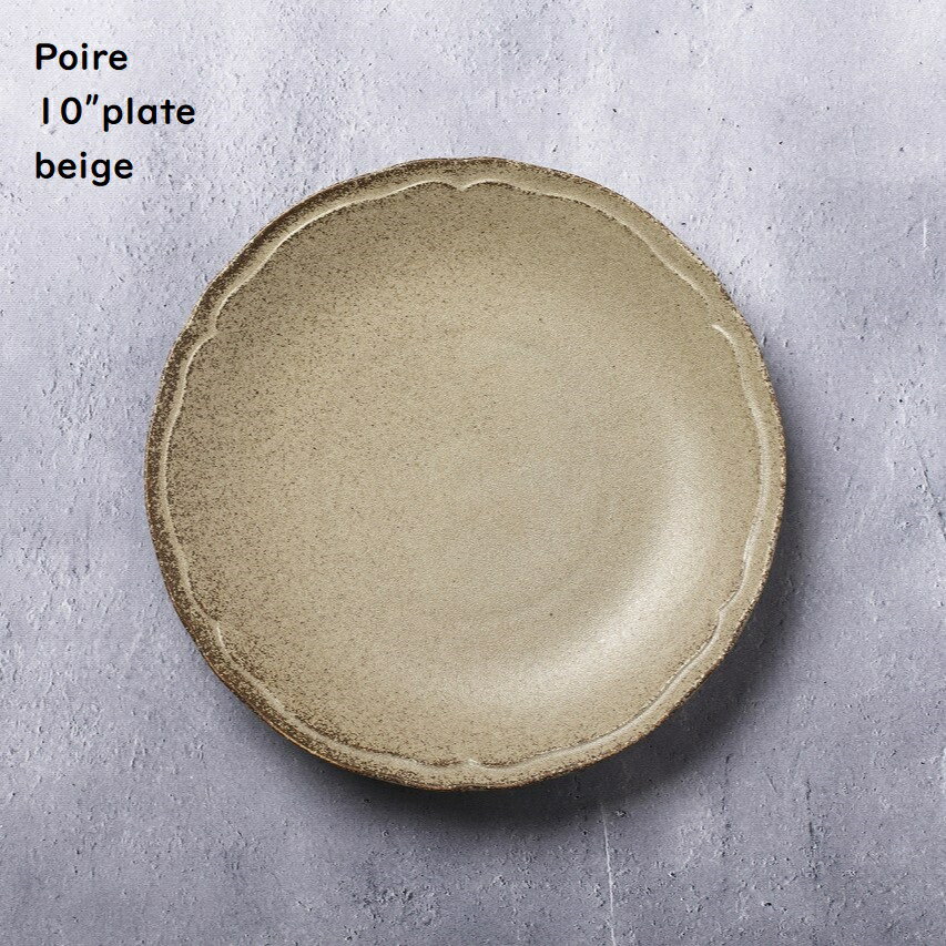 Poire ポワール 10"プレート カラー：ベージュ サイズ：Φ25.5cm×H3.3cm 驚きの軽さの軽量食器です。レリーフは女性らしい模様が施されており、ベージュは和食・洋食どちらを盛り付けてもしっくりくる窯変を楽しめるお色です。磁器...