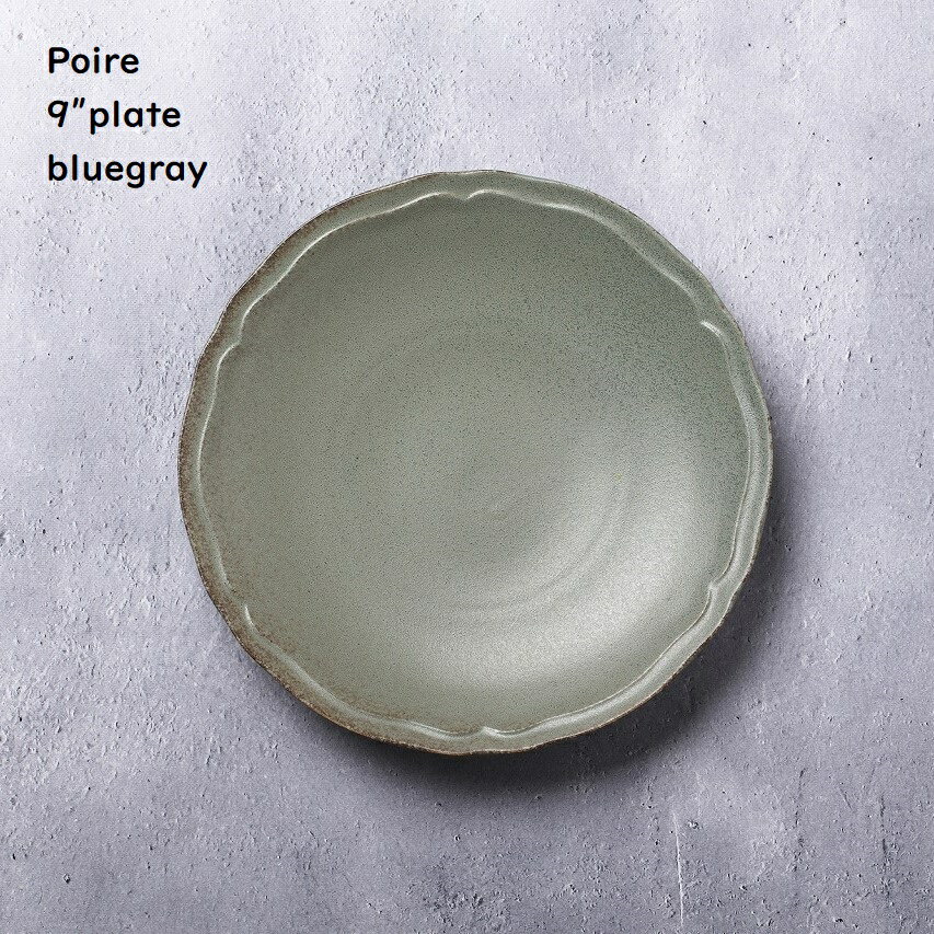 Poire ポワール 9""プレート カラー：ブルーグレー サイズ：Φ23.7cm×H3.0cm 驚きの軽さの軽量食器です。レリーフは女性らしい模様が施されており、青みがかったブルーグレーでおしゃれなカフェを思わせるカラーです。磁器なのでお...