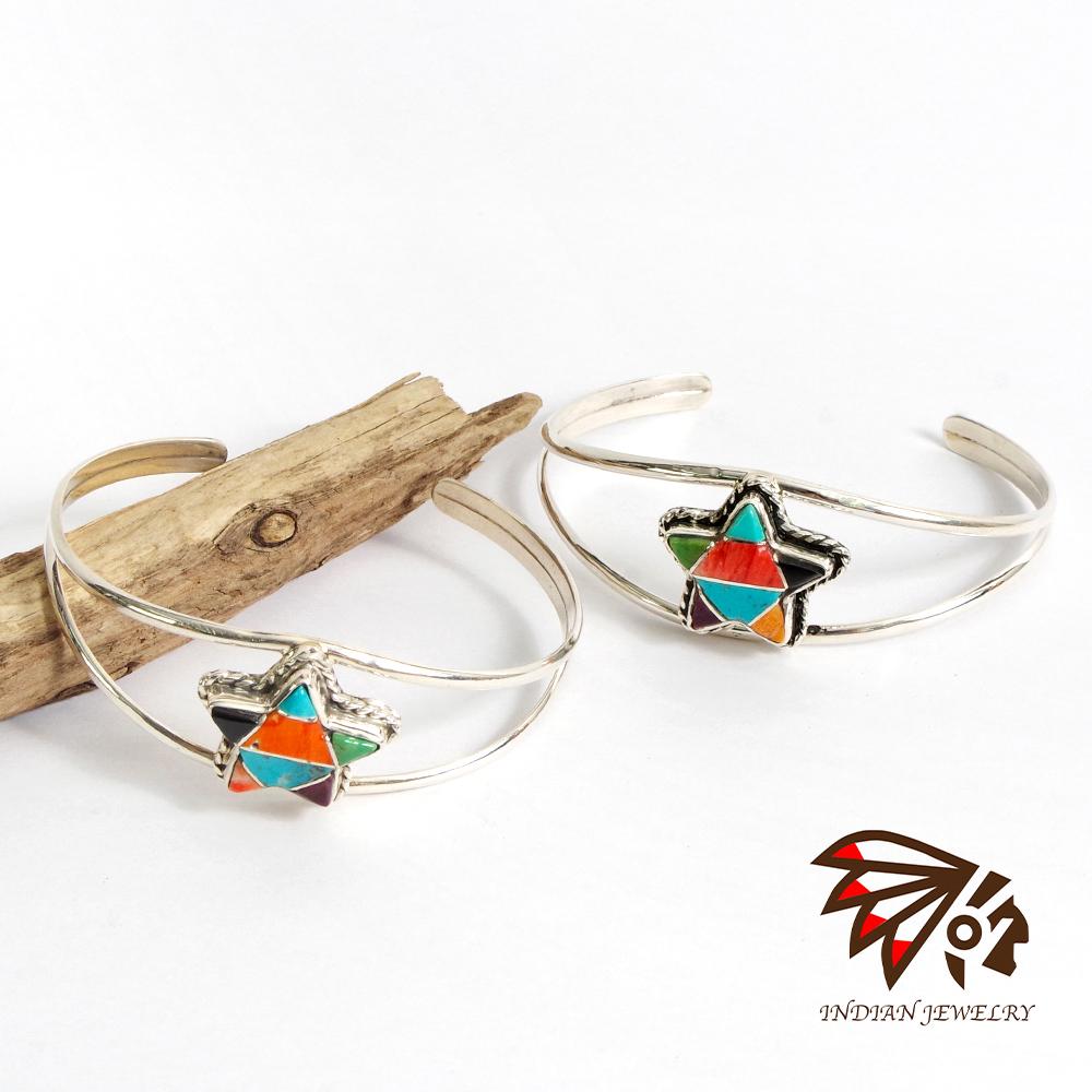 商品詳細 商品名 【INDIAN JEWELRY インディアンジュエリー】Navajo Multi color star bangle James Maygoats ナバホ マルチカラーバングル ジェームス・メイゴート作 商品説明 ネイティ...