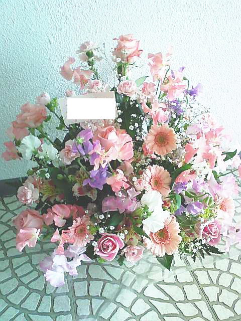 商品詳細 サイズと詳細 サイズ　縦　約　60cm　横　約　55cm 商品イメージの季節のお花にて制作します ※季節によりお花の内容は変わります お花の種類はご指定出来ません &nbsp; 配送可能エリア 日本全国 基本的には商品手渡しをして...