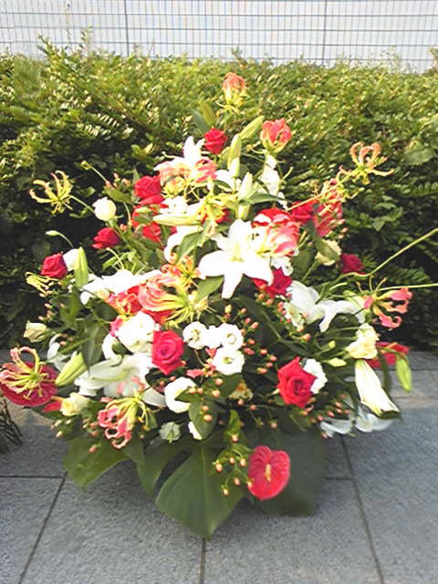 商品詳細 サイズと詳細 サイズ　縦　約　80cm　横　約　70cm 商品イメージの季節のお花にて制作します ※季節によりお花の内容は変わります お花の種類はご指定出来ません &nbsp; 配送可能エリア 日本全国 基本的には商品手渡しをして...