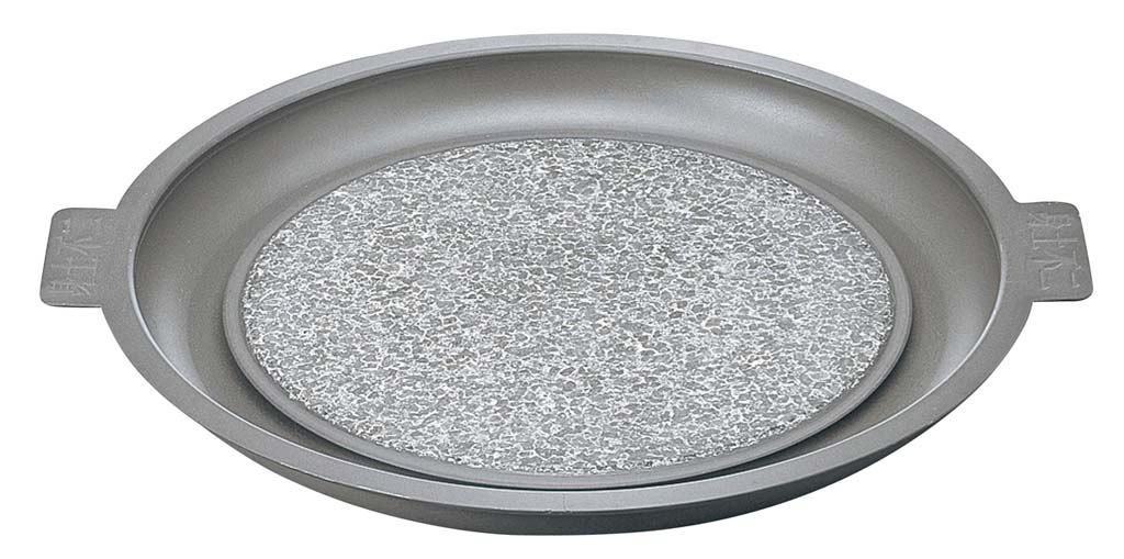 ●サイズφ340×H35(mm)石：φ235(mm)●重量：2.5kg●材質アルミ石●表面加工：ノンスティック加工●自然石の遠赤外線効果でとても美味しく焼けます。※商品画像はメーカー提供の代表画像を使用しております。複数掲載の画像でも、単品...