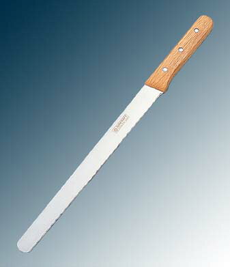 ●型番：PP-537●サイズ全長：445(mm)●重量：120g●板厚：背:1.2(mm)●材質刃部：SUS 420 J2ハンドル：樫木・ウレタン仕上●刃渡り：31cm●特殊波刃で切りクズが出にくい。●背厚：1.2mm※商品画像はメーカー提...