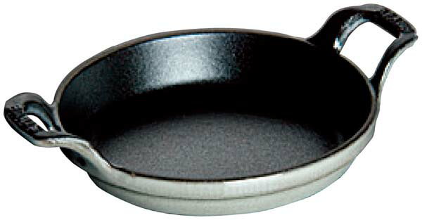 ●型番：40509-552●サイズ220×H50(mm)底径：130(mm)●重量：0.8kg●電磁調理器：200V●オーブン：対応●三ツ星シェフが大絶賛。ミシュランの星付有名レストランの数多くのシェフが好んで使用するストウブ社(本社：フラ...