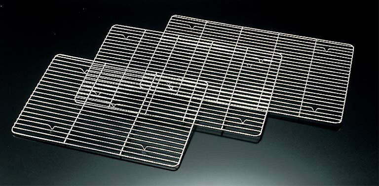●サイズ529×340×H17(mm)●材質18-8ステンレス●外枠φ4、中線φ3(目の間隔14)mm※商品画像はメーカー提供の代表画像を使用しております。複数掲載の画像でも、単品販売の場合がございます。サイズ・カラー・型番・付属品等は商品...