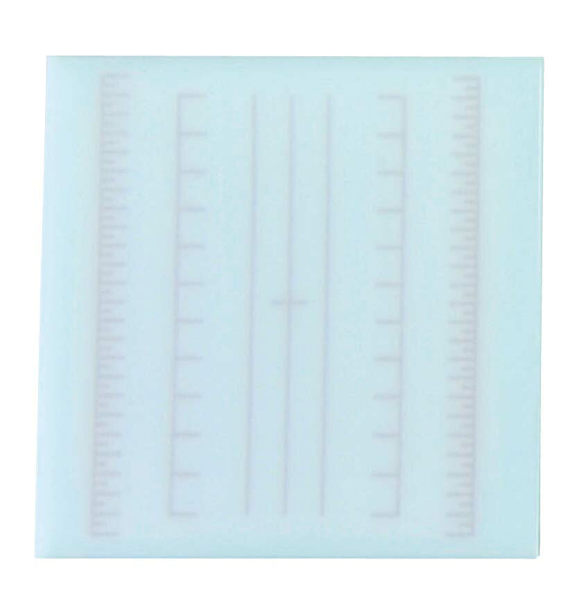 ●サイズ250×250(mm)目盛り表示：5mm間隔●重量：0.5kg●板厚：9(mm)●材質ポリエチレン●耐熱・耐冷温度：80℃●目盛り付きの為、簡単にパンやケーキ、又巻き寿司等がお好みのサイズにカットが出来て便利です。●積層式(3枚)の...