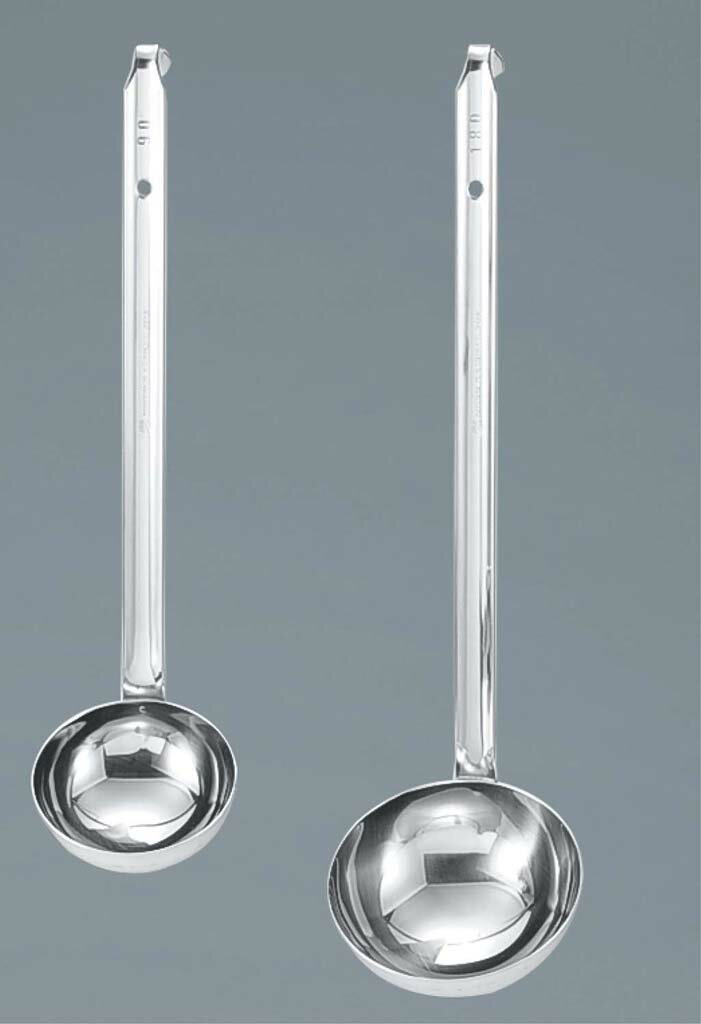 ●サイズφ130×310(mm)●重量：310g●容量：540cc●材質18-8ステンレス●皿部外周面に添わせた把手先部と皿部とを、スポット溶接で連結すると共に蝋付けによって両者の隙間を密封したレードルです。充分な強度を備えると共に、食品か...