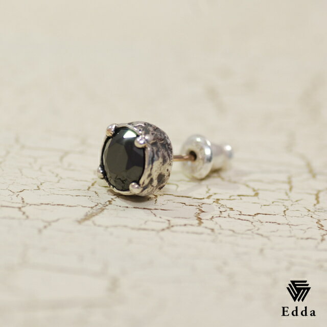 商品情報 素材 シルバー925（10Kポスト）ブラックCZ 6.0mm・1pcs仕上げ 燻しアンティーク加工サイズ 縦7mm×横7mm特徴 アレルギーの出にくいK10をポストに使っているので、金属アレルギーの方にもオススメです。色違いはこち...