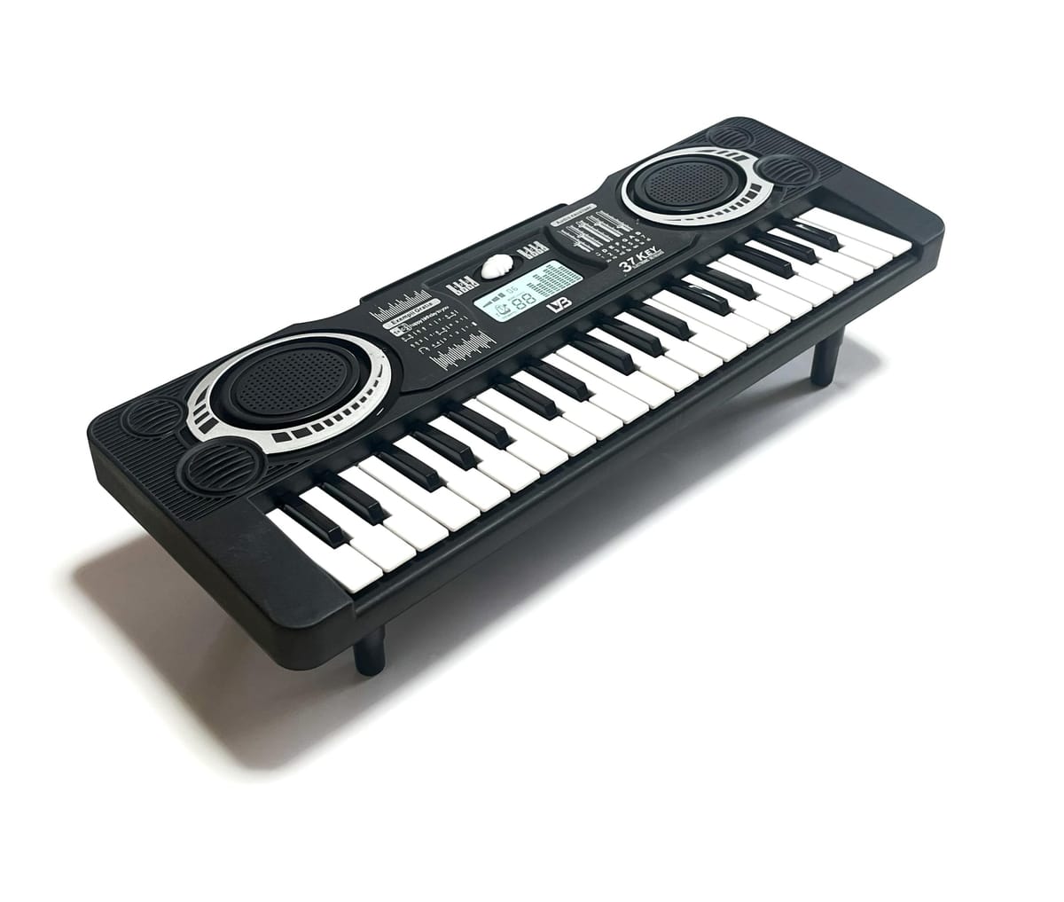 サイズ：34.5cm×12.5cm×高さ約4.2cm+3cm　鍵盤幅：約1.3cm　重さ：245g+6g　素材：プラスチック製ピアノ演奏を楽しむオモチャです。ミニサイズなので場所を取りません。ノートパソコンの15.6インチより横幅が狭いです...