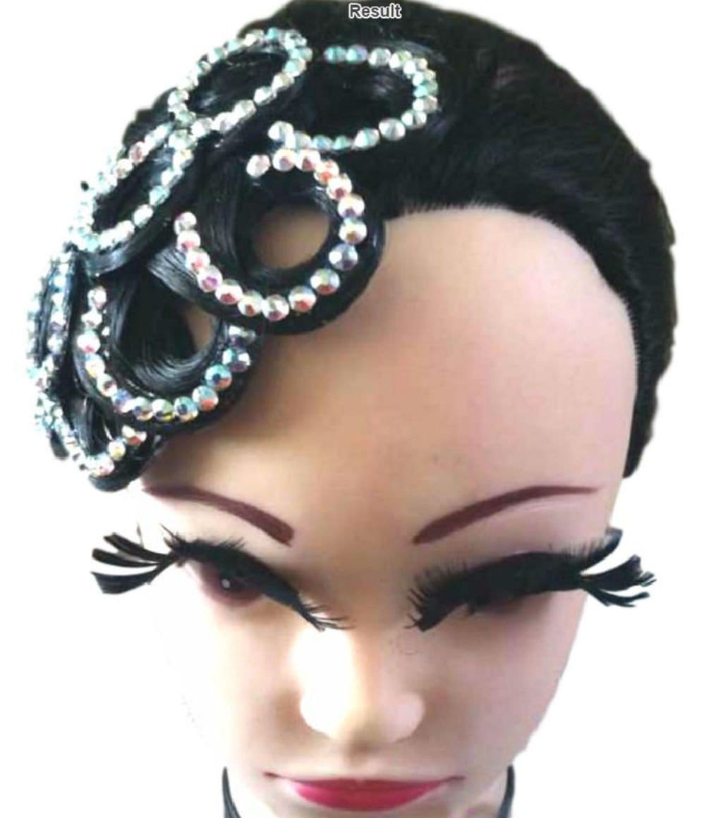 ラインストーン使用で衣装も華やかになるヘアピース付きのヘアアクセサリーです。【サイズ】12×8cm動く度にラインストーンがキラキラと輝きパーティーの場でも一際映えます。 社交ダンス用ヘアアクセサリー