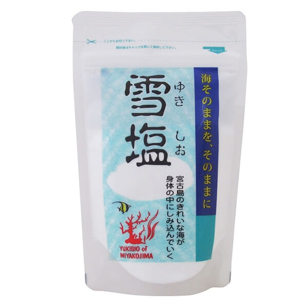 雪塩 パウダータイプ は、宮古島の海水100％を原料にしたさらさら微粒の粉末タイプの海塩です。 ＜雪塩について＞ 宮古島の海の恵みを活かした塩づくりを行い、料理の仕上げや下味に使いやすい微粒の粉末タイプを展開しています。 ■商品名：雪塩 パ...