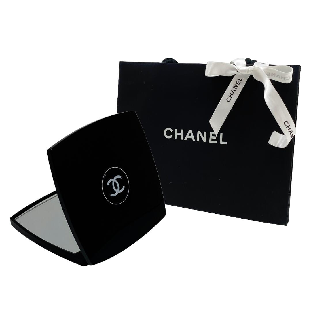 ブランド CHANEL / シャネル 商品名 CHANEL ミロワール ドゥーブル ファセット 品番 A137500 サイズ 約 縦6.8cm×横6.8cm×厚さ0.8cm カラー ブラック ※お使いのモニタにより色合いに違いがある場合がご...
