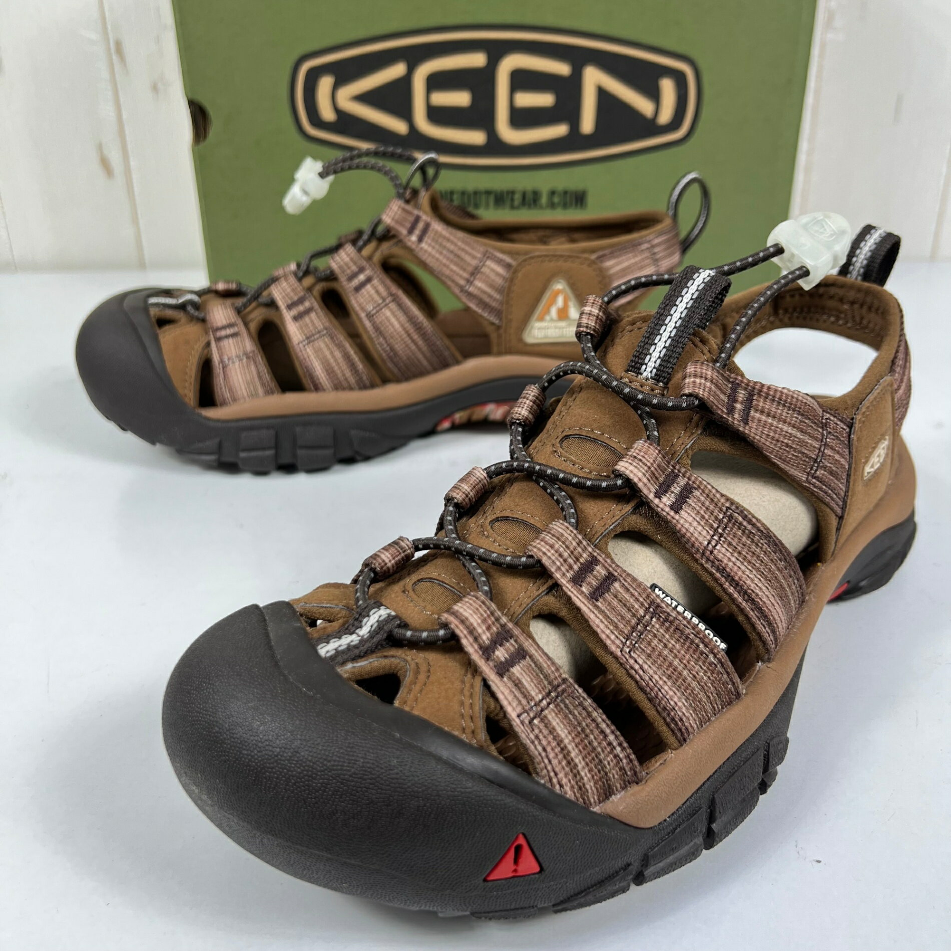 【Unisex 26.5cm】【Unisex 26.5cm ブラウン系】 Keen ( キーン ) NEW PORT RETRO × FUJI ROCK FESTIVAL '24（フジロック）コラボモデル サンダル 1029743 FRF2...