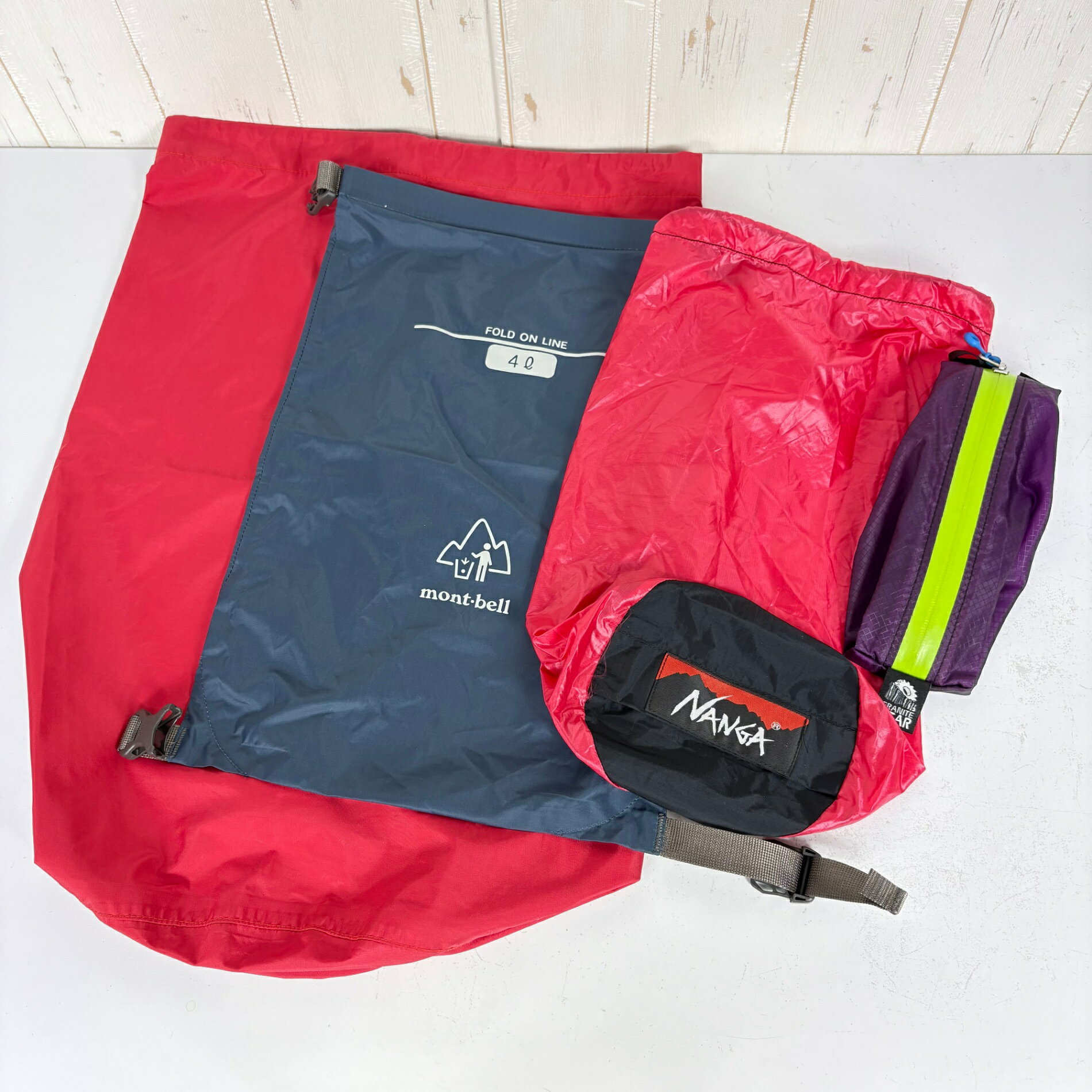 【OneSize】【 OneSize レッド系】Granite Gear ( グラナイトギア ) ・モンベル・イスカ・ナンガ スタッフサック・ドライサック 計4点セット バルク販売 バッグ ストレージ パッキングサック スタッフサック イン...