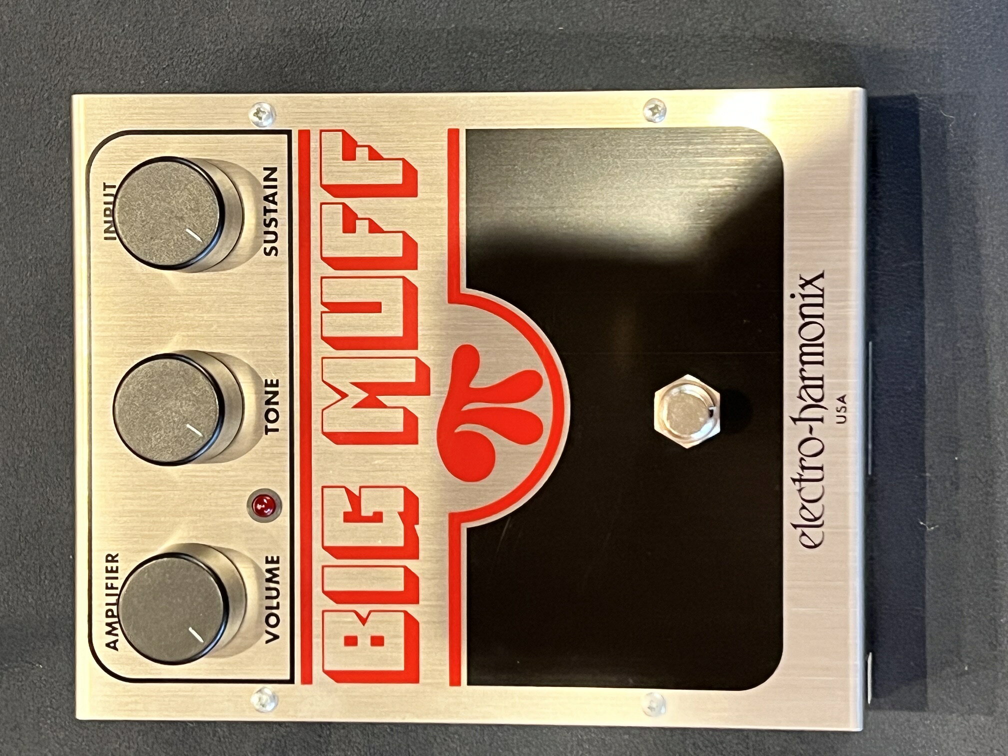 この度オリジナルUSA製のBIG MUFFが熱き要望により遂に復活する次第になった。 ジミヘン、サンタナ、果てはコーンまで多くのプロフェッショナルを魅了したオリジナル機はそのままスィートでサスティーンの効いた感動のサウンドを再現。今回発売さ...