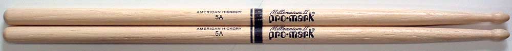 Pro-markの定番ドラムスティックです。 アメリカンヒッコリー材を使用したスティックです！ めーカー予告なくデザインが変更となることがございます。 当商品はサイズの都合上、メール便不可とさせていただきます。