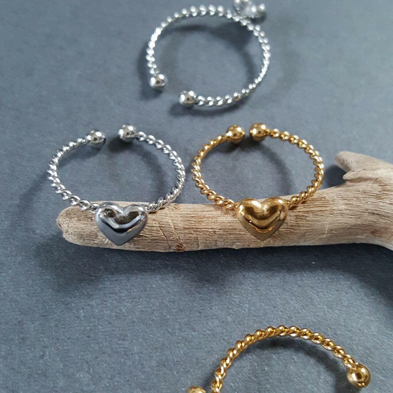 商品情報素材医療用ステンレス304入り数2個サイズフリーサイズなので調整はしていただけますが、ステンレス製なので調整には力が必要です。予めご了承ください。 カラーご購入の際はゴールド、シルバーよりお選びください。注意事項■表記サイズはスタッ...