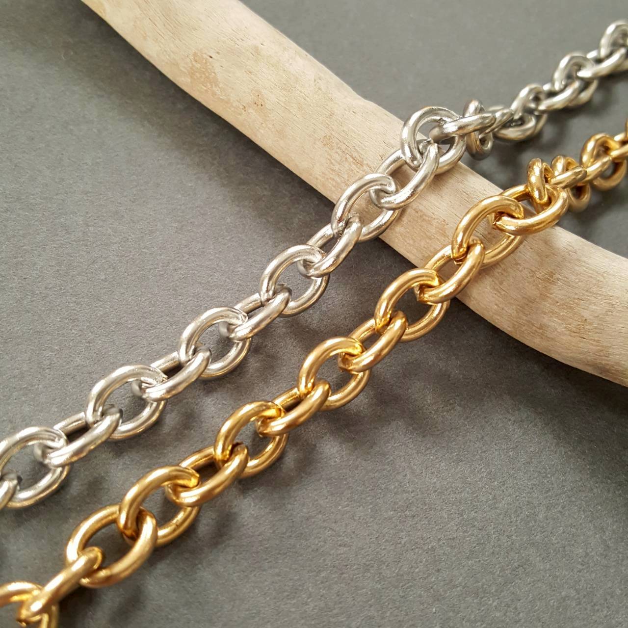 商品情報素材医療用ステンレスsus304ゴールド：24KGPイオンメッキ(PVD)ニッケルフリー加工シルバー：無メッキ サージカルステンレスに洗浄加工のみ入り数50cm2セット以上のご購入で繋げた状態で発送します。サイズ商品写真を参照にして...