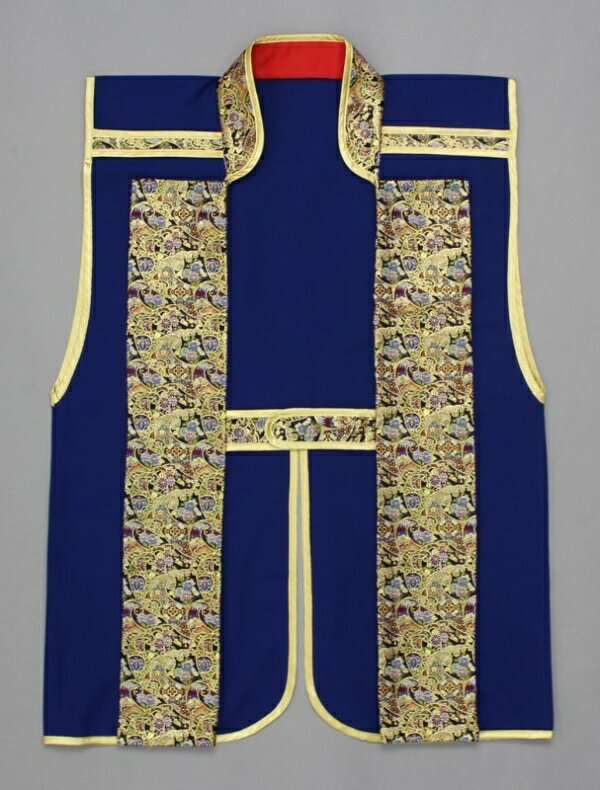 ポリエステルブッチャー 金襴生地使用 寸法(約cm)身丈85　身巾61 ※一点一点生地の取り方が異なり、写真とは柄のトリミングが異なる場合がございます ※予告なく金襴生地の色味を一部変更する場合がございます ※お客様がお使いのパソコン環境、...