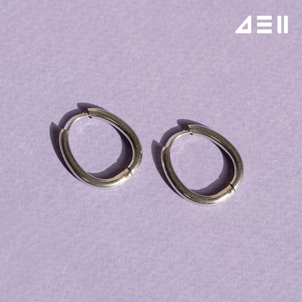 SIZE : 外径 18x21mm / 幅 2.5mm MATERIAL :サージカル·スチール ペア製品 * 製品の測定方法によって1~3cmの誤差が生じることがあります。SIZE : 外径 18x21mm / 幅 2.5mm MATER...