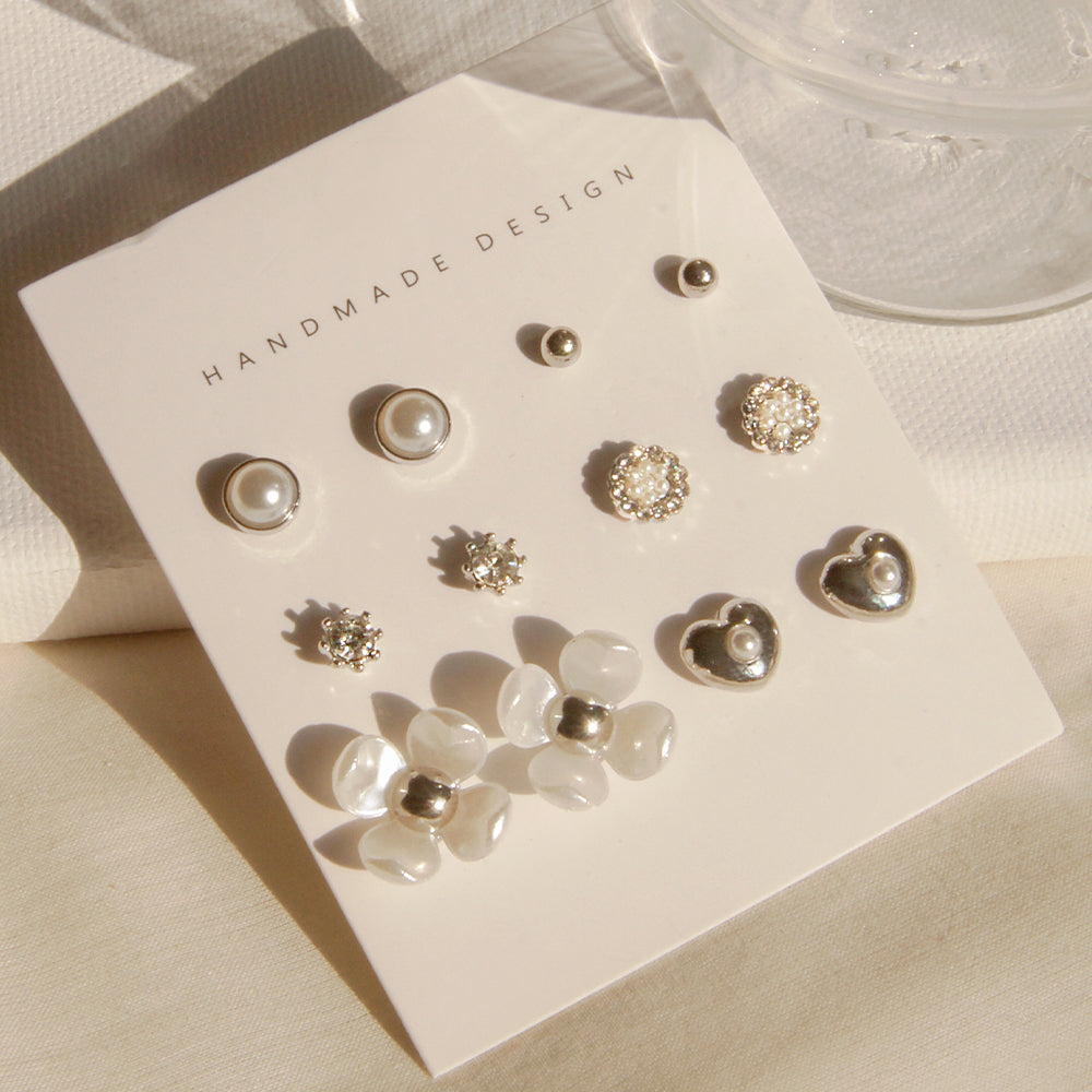 Basic Flower Pearl Earring [12個セット] COLOR:シルバー、ゴールド SIZE:0.5 ~ 2.5cm x 0.5 ~ 2.5cm MATERIAL:アクリル真珠、キュービック、真鍮、ムニケル針 PRODU...