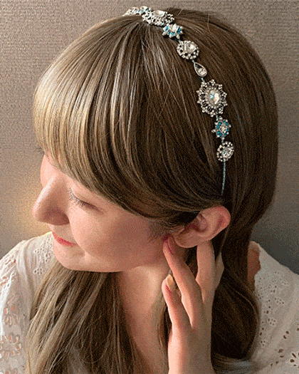 キラキラで華やかに着用できるユリアルストーンヘアバンド! 適切なサイズで様々なヘアスタイリングが可能であり、 ガラス玉とストーンの組み合わせに女性らしさを最大限に引き出すパール素材で愛らしい雰囲気を演出! - サイズ:横2.5cm 周囲28...