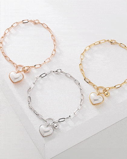 オーロラ色のハートペンダント 両面が異なるため、着用時の素敵なエッジが引き立ちます。 ボールドなデザインがトレンディな製品です。 ペンダント:横1.5cm 縦2.5cm(ハートの丸まで) 全周:16.6cm 素材 :鍮真 重量:7.54g