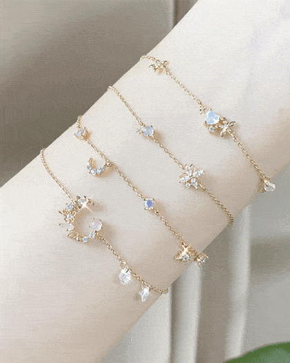 サイズ(size):全長20cm 長さ調節チェーン4cmを含む 材質 :鍮真 ゴールドラビング・ユー・ブレスレット 薄いチェーンに小さなペンダントがポイントになって着用した時手首がか弱く見える感じを与えるブレスレットです! デイリーで着用す...