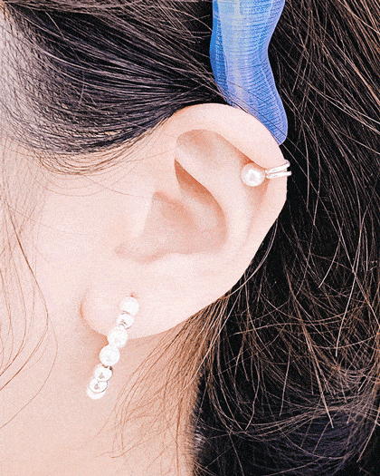 *素材: Silver 925、淡水真珠 *サイズ: 10 mm（幅） x 5 mm（高さ）