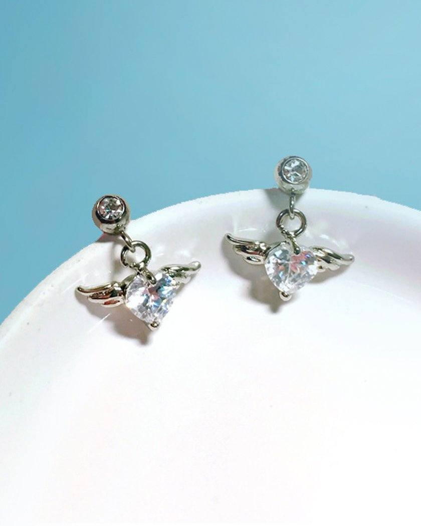 バーの長さ:6mm /ペンダント(pendant)0.5 x 1cm 材質:サージカルスチール カラー:シルバー かわいい模様のペンダントのエンジェルピアッシングです。 きらきらとキュービックが付いたエンジェルハートがキラキラと小さくても十...