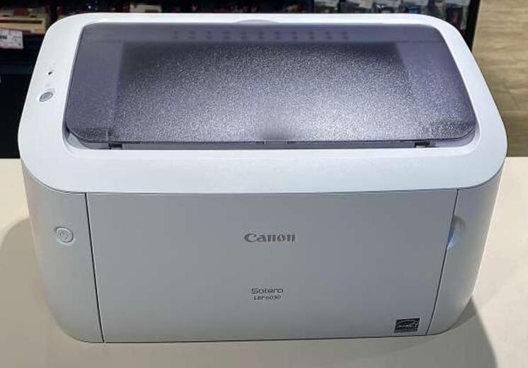 商品情報商品説明【商品内容】●ラックやカウンターなどの狭い場所にも設置できる364mmスリムボディー。トナー交換や用紙補給が前面からの操作のみで行える省スペース設計です。●片面18枚/分の連続印刷を実現し。ページ数の多い文書も、少量のプリン...