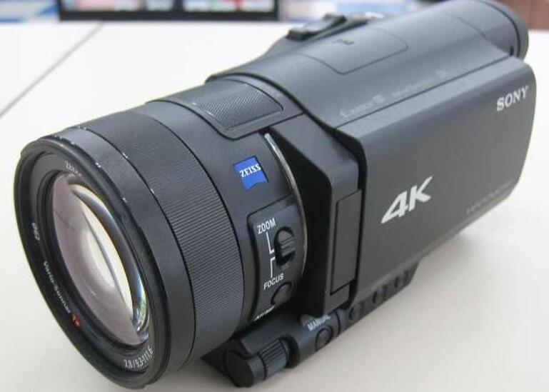 商品情報商品説明タイプ:ハンディカメラ 画質:4K 撮影時間:135分 動画有効画素数:1420万画素 記録メディア:SDXC高感度・低ノイズの1.0型 Exmor R(エクスモア アール)CMOSセンサー4K撮影にチューニングされた大口径...