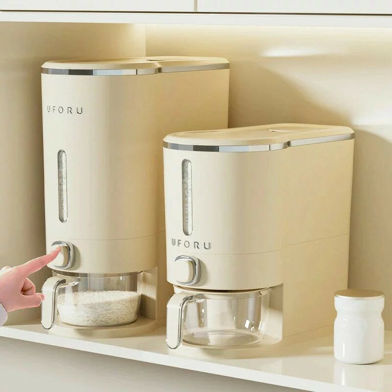 メーカー希望小売価格はメーカーカタログに基づいて掲載していますお米を保存する容器であり、ボタンを押すことで簡単にお米を取り出すことができます。 斜めデザイン 内部は傾斜した斜めデザイン。お米が残らず最後までスムーズに流れ出します 計量カップ...