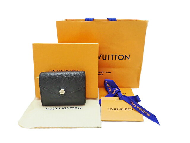 LOUIS VUITTON ルイヴィトン Monogram Empreinte モノグラム・アンプラント Zoe Wallet ポルトフォイユ・ゾエ M62935 の入荷です。 立体的なエンボス加工が施された上質な革が、洗練された陰影を生み...