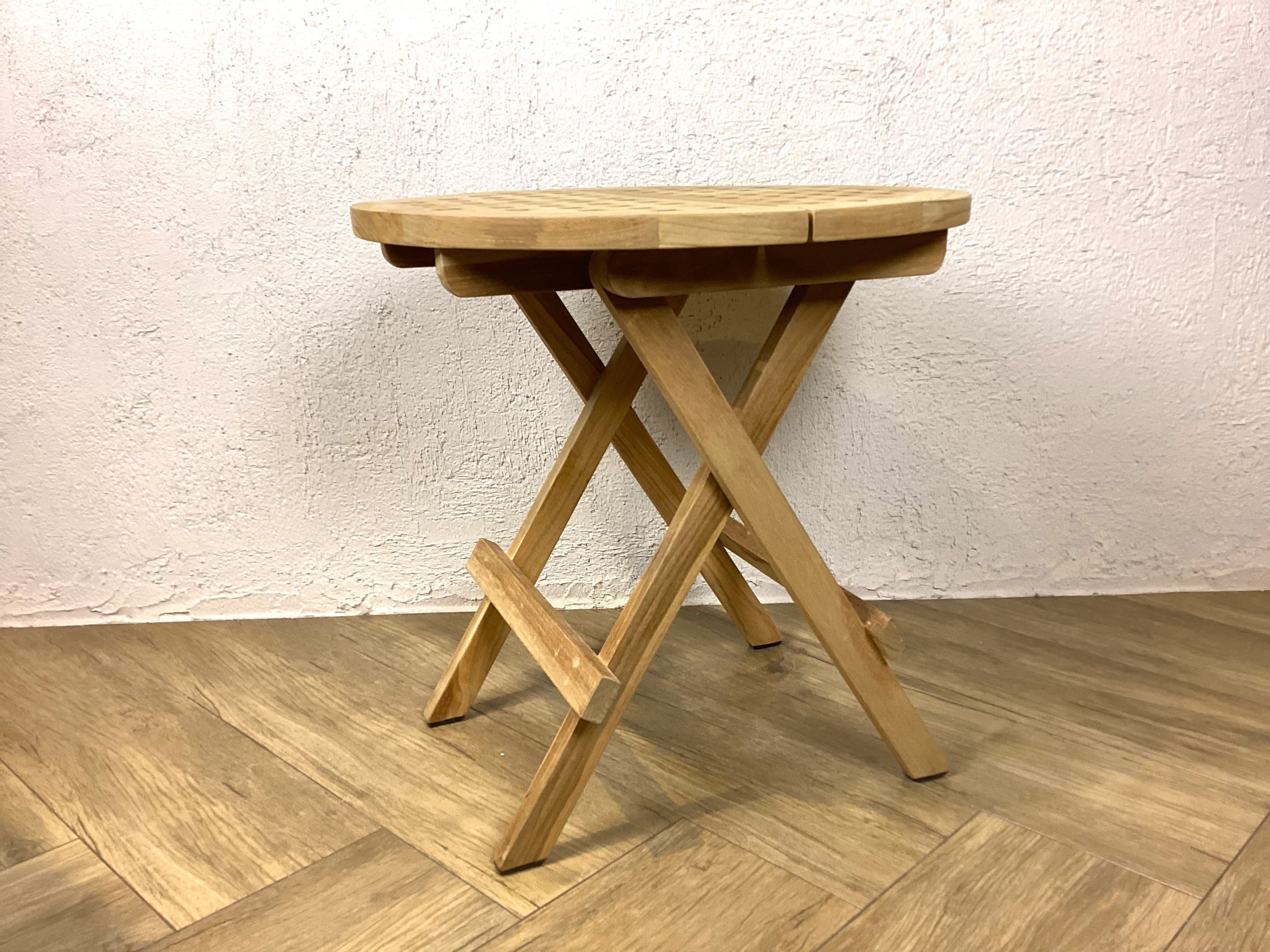 【商品について】 無垢材で作った丸いフォールディングテーブルです。 薄くコンパクトになりますので、持ち運びに便利。 インドア、アウトドアどちらでも活躍間違いなしです。 【素材】 チーク無垢材 【サイズ】 折畳時幅約50cm 高さ約60cm ...