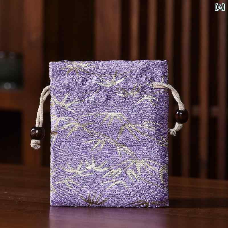 主な素材: 布用途: アクセサリー包装タイプ: 巾着袋柄: 金色の竹の葉カラー展開: ピンク、グリーン、パープル、ブルーサイズ展開: 約10cm x 12cm、約13cm x 15cm【原産国／製造国: 中国】 .【予約販売5～12営業日で...