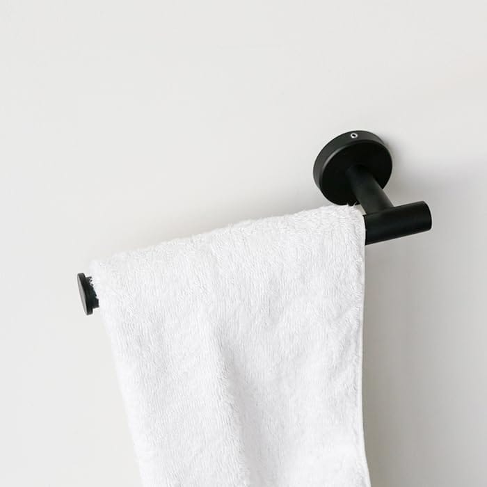 【洗面所にちょうどいいタオルハンガー】洗面所やトイレなど、水回りで使いやすい壁付けタイプのタオルハンガーです。日常的に手を拭く場所に自然になじみ、使うたびにストレスを感じにくい設計です。【二つ折りでもゆとりのあるサイズ設計】タオルを二つ折り...