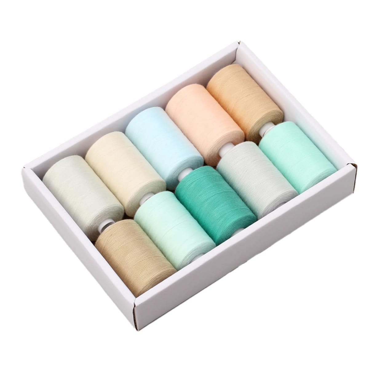 このポリエステル製の糸は、10巻セットで合計9000mもの長さがあり、ミット、水色、ベージュ系の混色10色セットです。布地に合わせやすく、大物制作やたくさん使う方におすすめです。家庭用ミシン糸の定番である60番の糸は、幅広い布地に適していま...