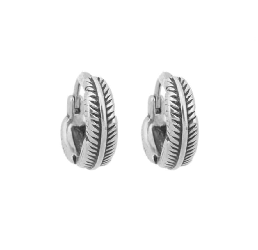 ✅【サイズ】リング外径：約2.1cm / リング幅：約0.5cm✅【素材】ステンレス合金✅【デザイン】人気のフェザーモチーフをフープタイプにした人気デザインピアス / 小ぶりなサイズですがリング幅もあり質感◎✅【スタイル】メンズ・レディース...