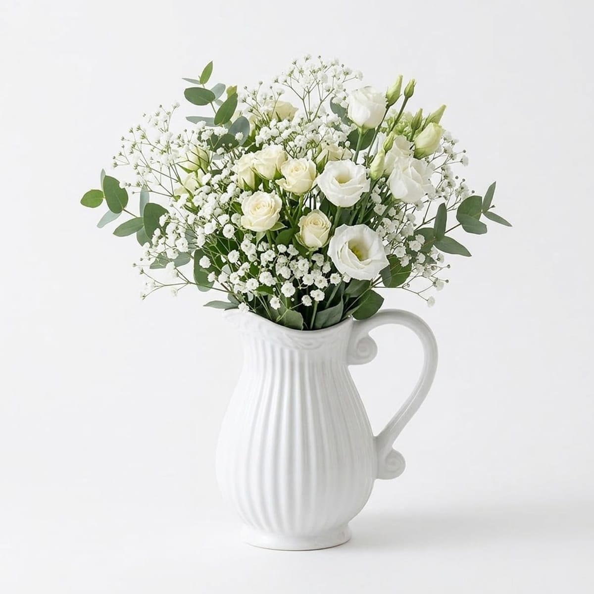 アンティークなデザインでお花をより綺麗に見せてくれるフラワーベース。ピッチャー型の滑らかな曲線が綺麗で、北欧風のモダンなインテリアとして、リビングルームや玄関に上品な彩りを添えるインテリア雑貨です。陶器製で安定感があり長く使えるため、枝物や...