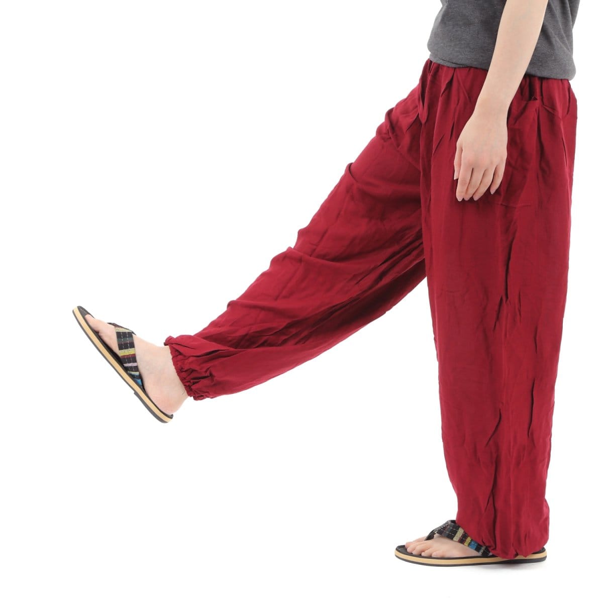 アジアンパンツ新色が登場。通常のアラジンパンツ・サルエルパンツよりもロングパンツ寄りのシルエットです。メンズ・レディース両用のユニセックス仕様です。カラーにより多少の透け感がございます。気になる場合はタイツ等インナーを着用下さいませ。※素材...