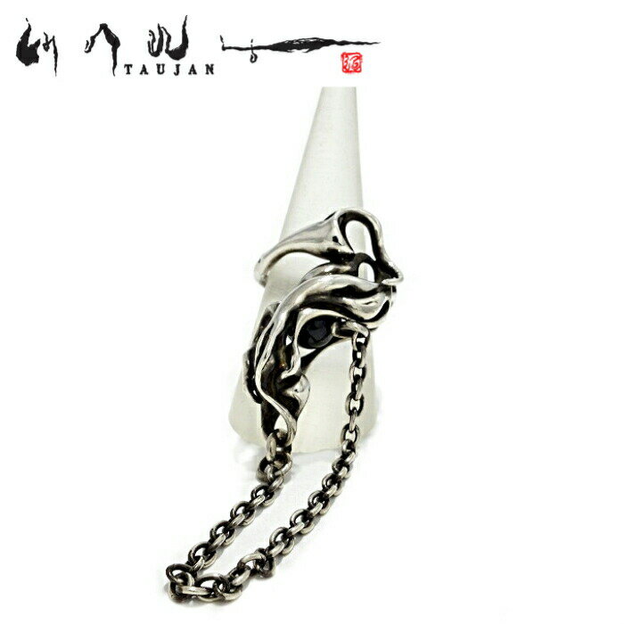 商品情報サイズ最大幅：11mm 　重量20.0g(17号の場合)素材Silver925　石：オニキス付属品桐箱商品説明TAUJANの中でも一際異色を放つリング。リングの中に隠れたオニキスが。オニキスとチェーンで繋ぐという斬新なアイテムで、着...