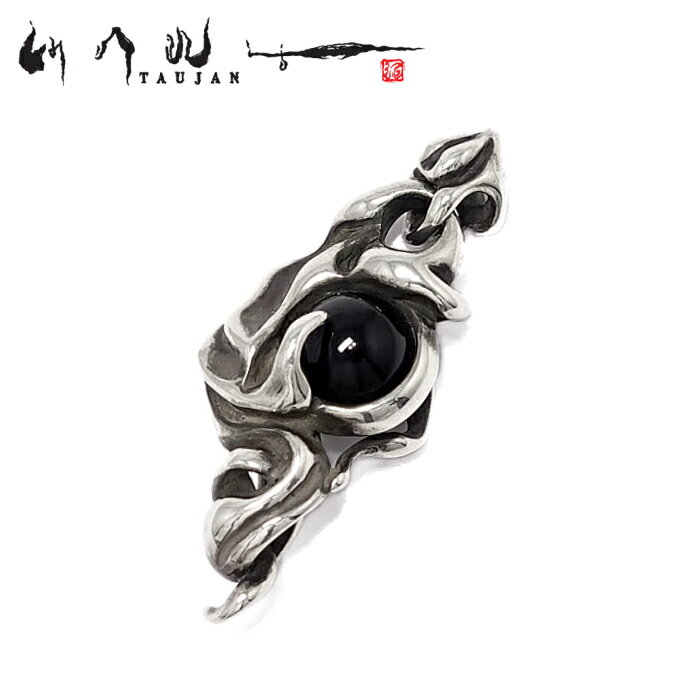 商品情報サイズ縦 ：39mm　　横：13 mm(バチカン込)素材Silver925　石：オニキス付属品ポーチ商品説明■小ぶりながらも存在感のあるペンダントトップ。シンプルに一点着けしたい方にもお勧め。※チェーン別売りバチカンが小さいので、太...