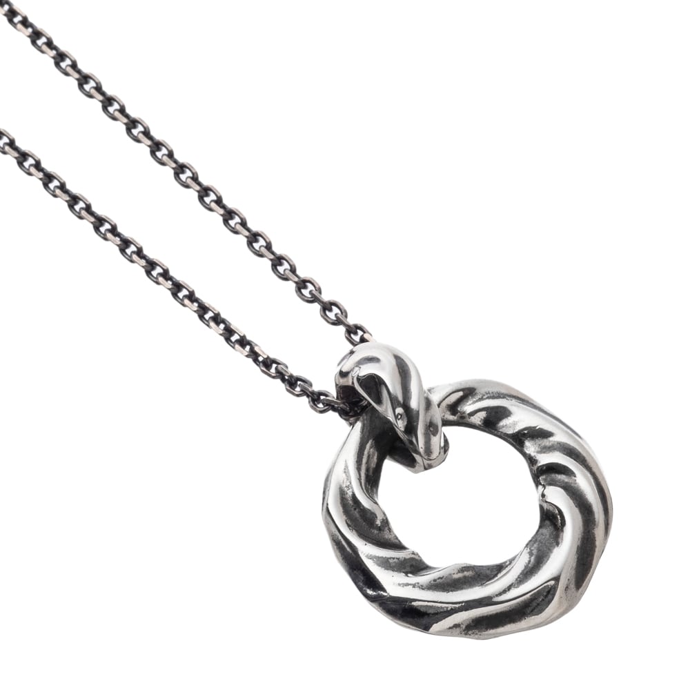 商品情報サイズ縦 26mm(バチカン含む)横 20mm厚 4mm重 6.2g素材SV925キュービックジルコニアチェーン※チェーンは別売りです。オススメチェーンはコチラ付属品ギャランティーカード、BOX商品説明彫刻の削り出しのようなテクスチ...