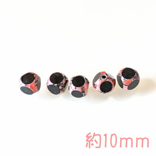 あまり見かけない色合いでアクセサリーを作るワクワク感が掻き立てられます。ホールがキューブの対角線を通っているのでアクセサリーに仕上げると斜めキューブになります。 【入数】5ヶ 【ビーズサイズ】一辺約10mm 【ホールサイズ】約0.8mm　天...